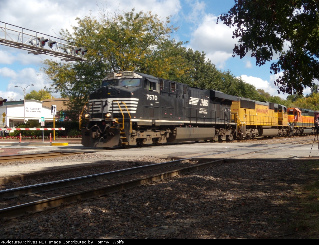 NS 7570 A UP SD70M A HLCX EX BNSF SD40-2 A HLCX SD90MAC AND A LLPX GP38-2 LEADS THE MASKC